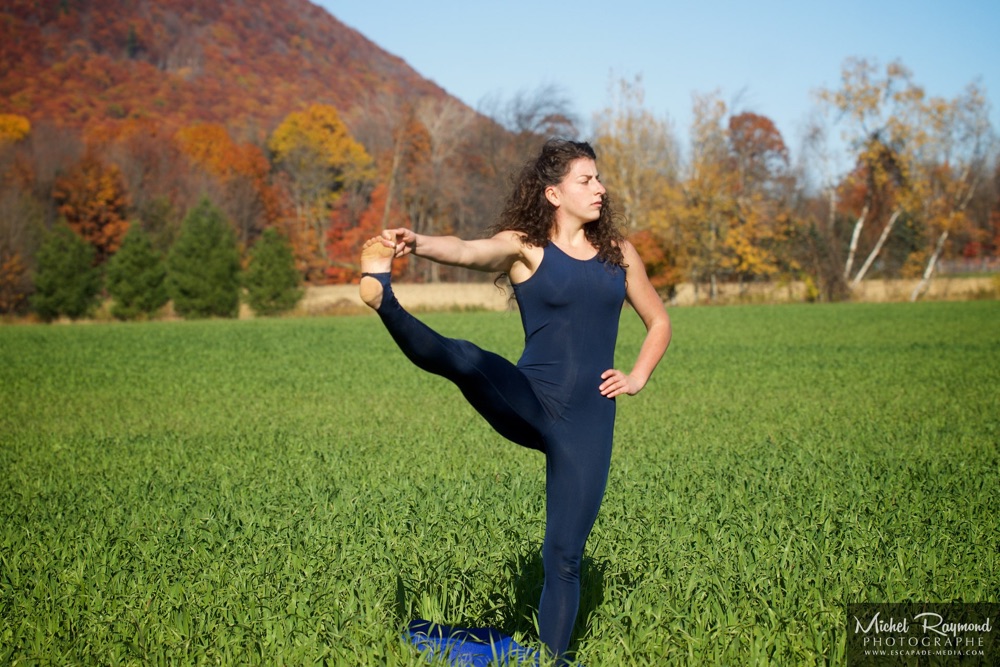 Postures de yoga avec Gabrielle Lebeau à Saint-Hilaire