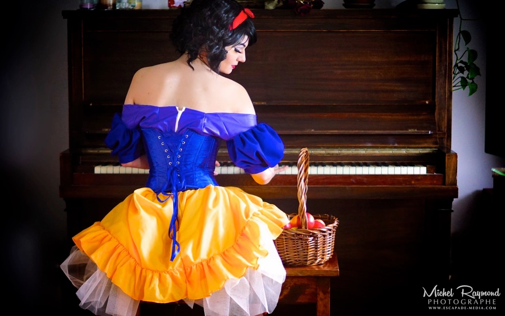 Séance photo studio avec Gaby Cosplay dans la thématique Blanche Neige